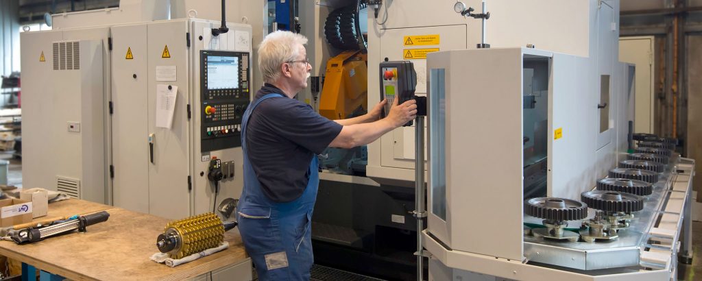Verzahnen in der Arnstädter Verzahnungstechnik mit modernen Maschinen